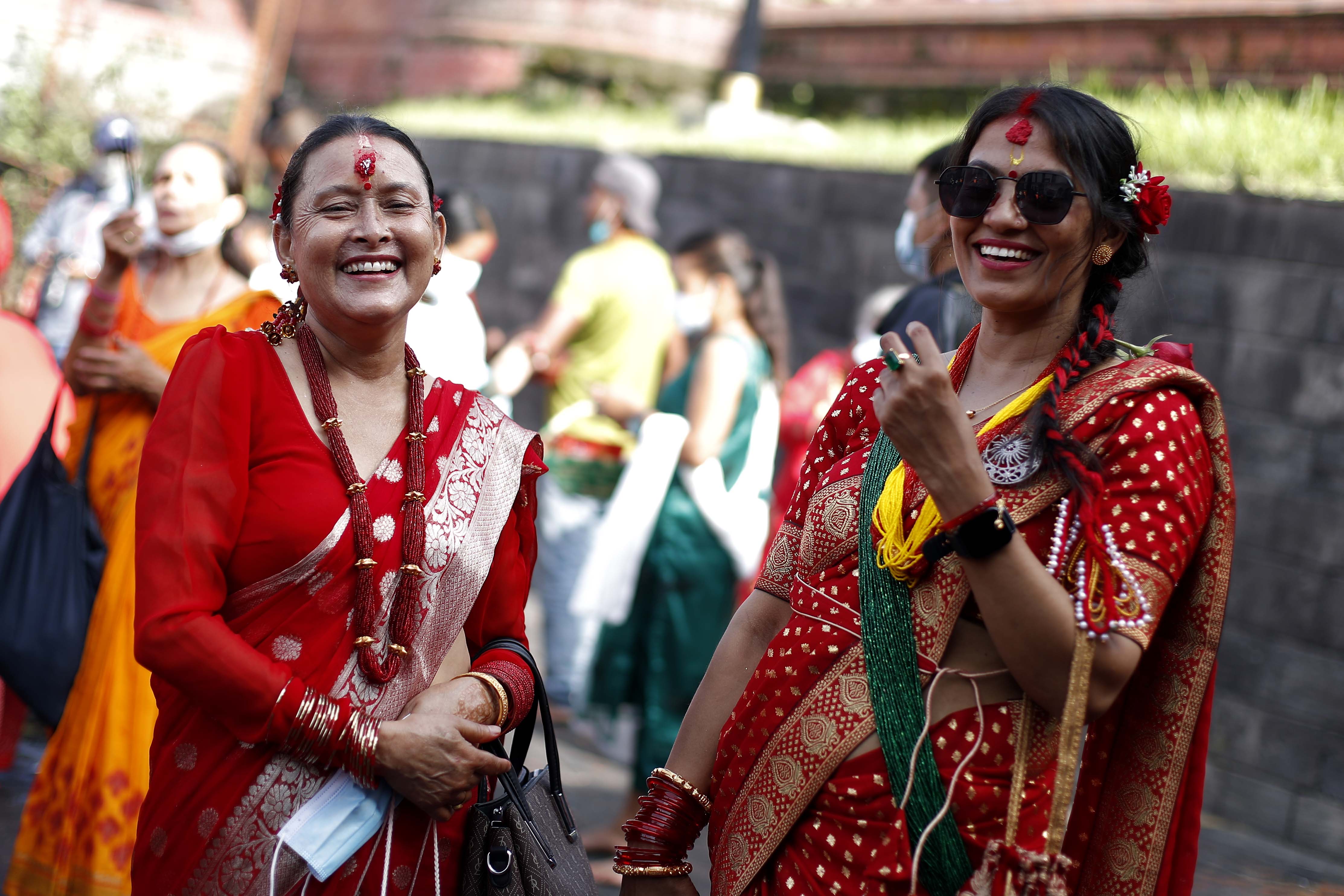 Sari-clad women sing, dance as they flock Shiva temples (Photo Gallery ...