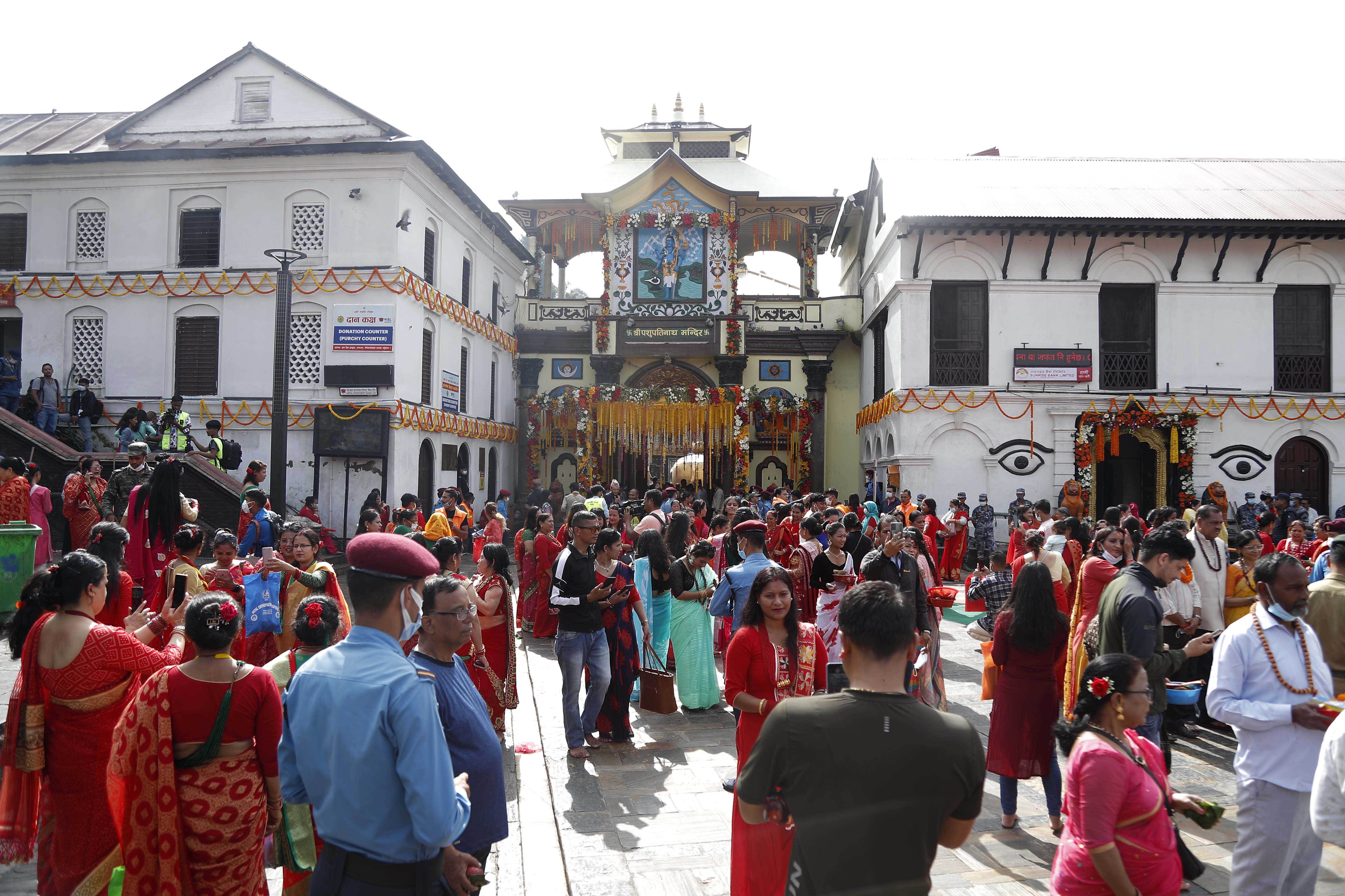 Sari-clad women sing, dance as they flock Shiva temples (Photo Gallery ...