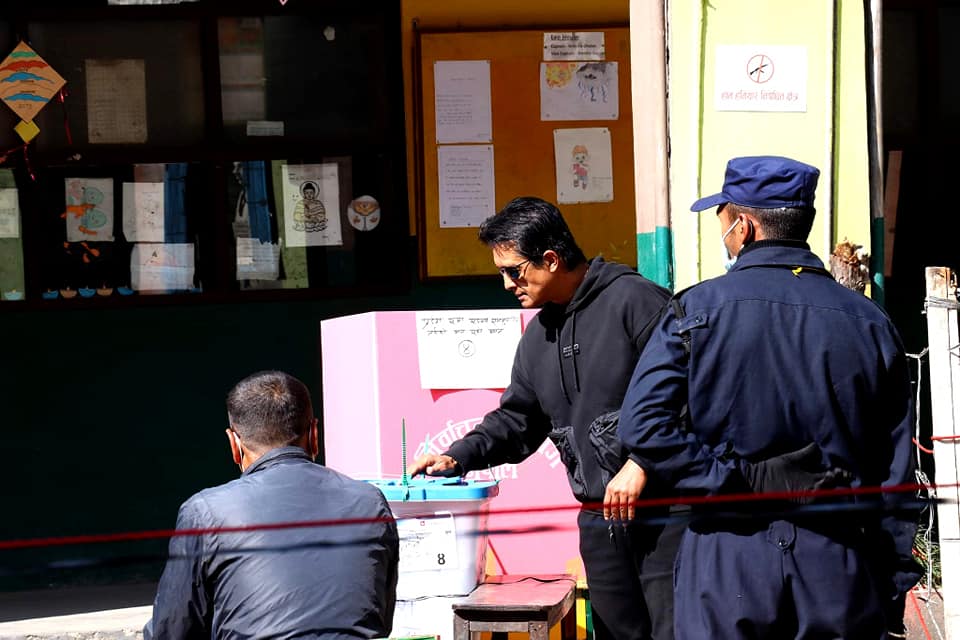 Nepali cine artistes vote for 'change' - Nepal Minute :: Nepal Minute ...